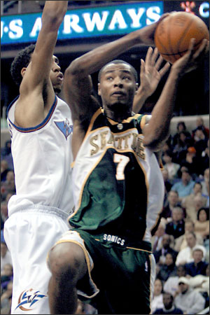 Lewis steals show in D.C.