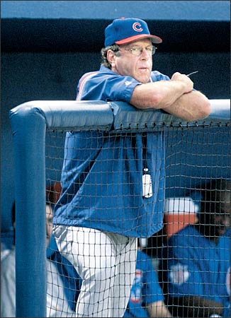 Mariners bring back Lach