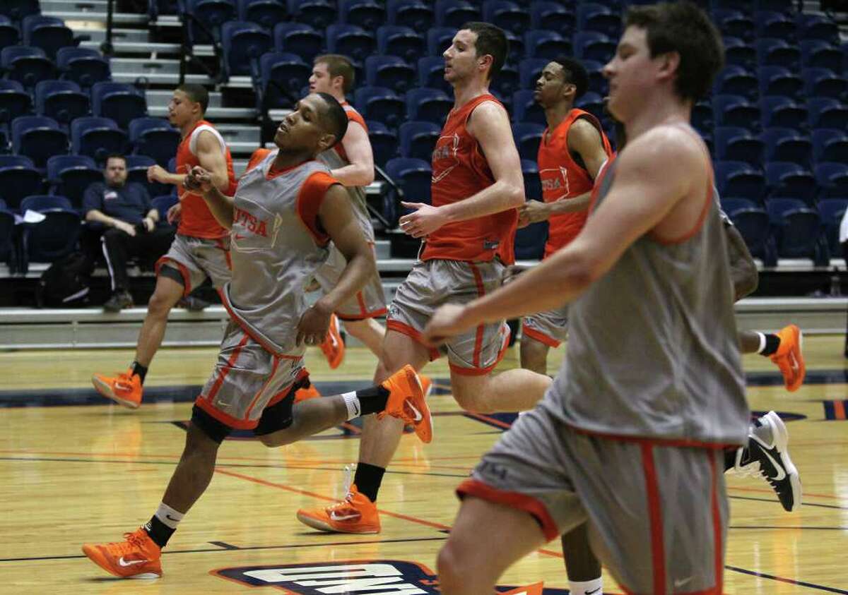 Roadrunners stick with zone defense