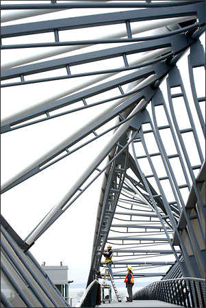 On Architecture: Stunning bridge is a gateway to research complex by ...