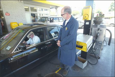 Local gas station offers old-fashioned service