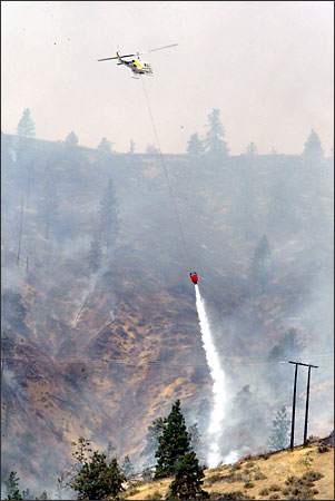 Big wildfire near Cashmere menaces homes, businesses