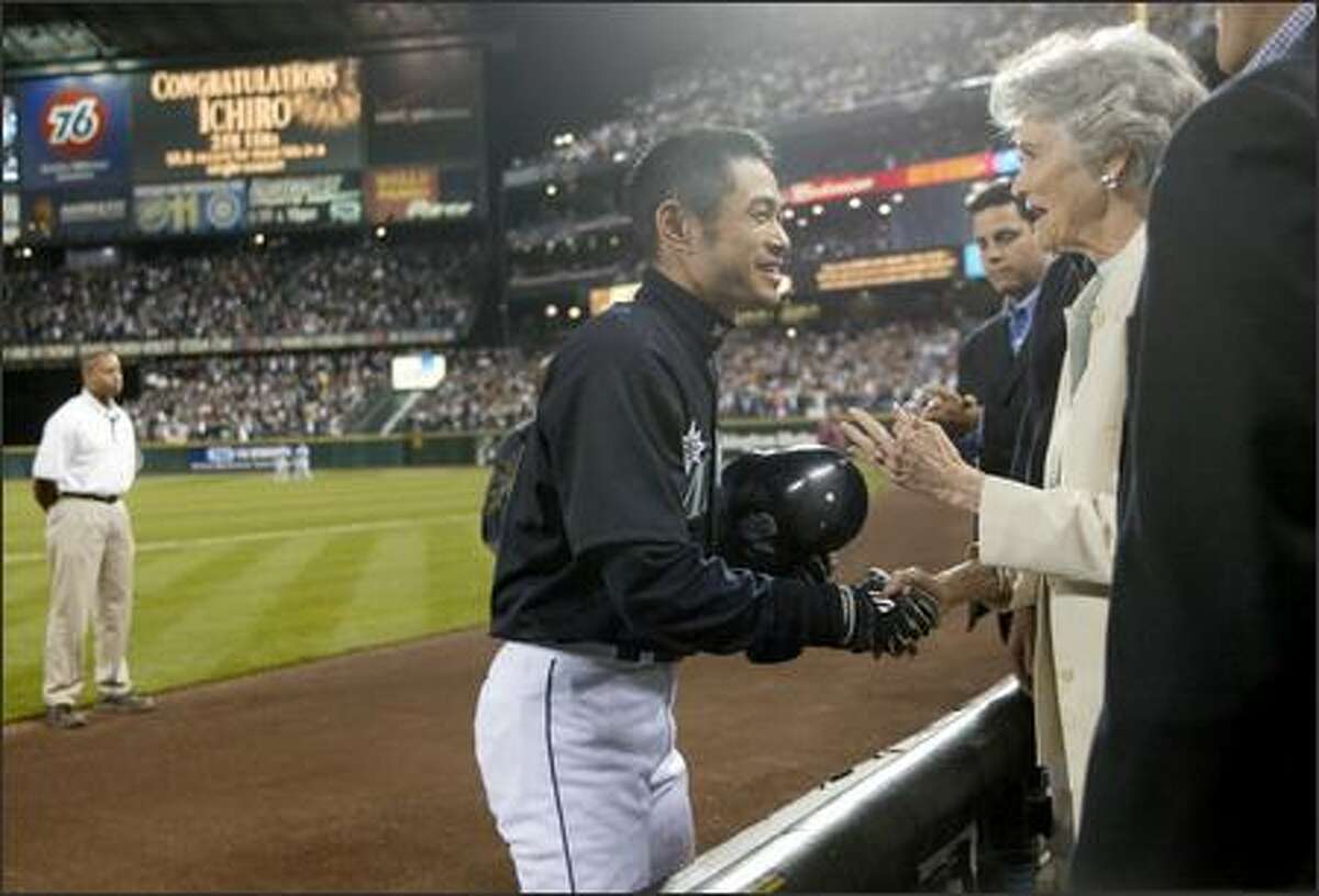 Ichiro breaks 84-year-old record for hits in a season