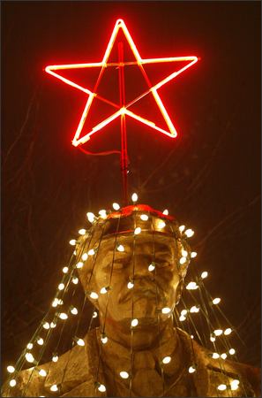Lenin is the star attraction at an only-in-Fremont holiday lighting