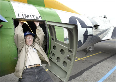 WWII bomber flies Seattle's skies