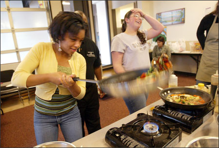 Cooking class gives lessons in healthy eating to those on a budget