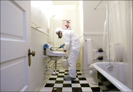 Seattle couple focuses on messy crime scenes