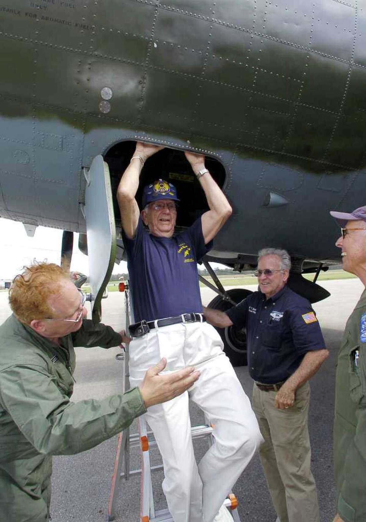 Rare B-17 bomber enters the sky at Jasper Air Show