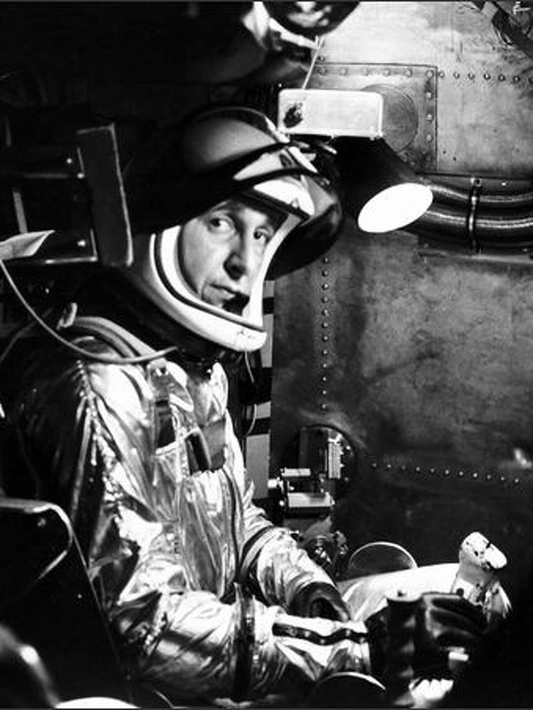 Famed aviator Scott Crossfield dies in plane crash