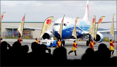 Boeing unveils 737-900ER