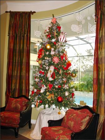 Old-fashioned tree decorating with white lights and garlands