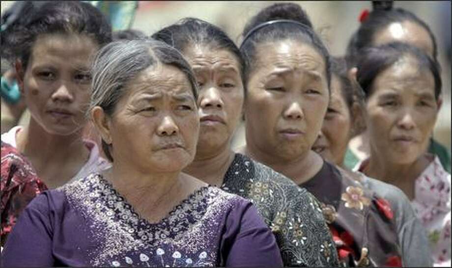 Many of Laos' Hmong surrender - seattlepi.com