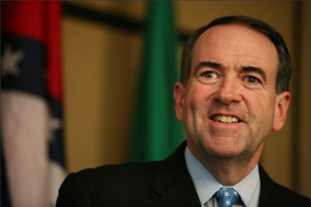 Huckabee makes most of quick trip to Bellevue