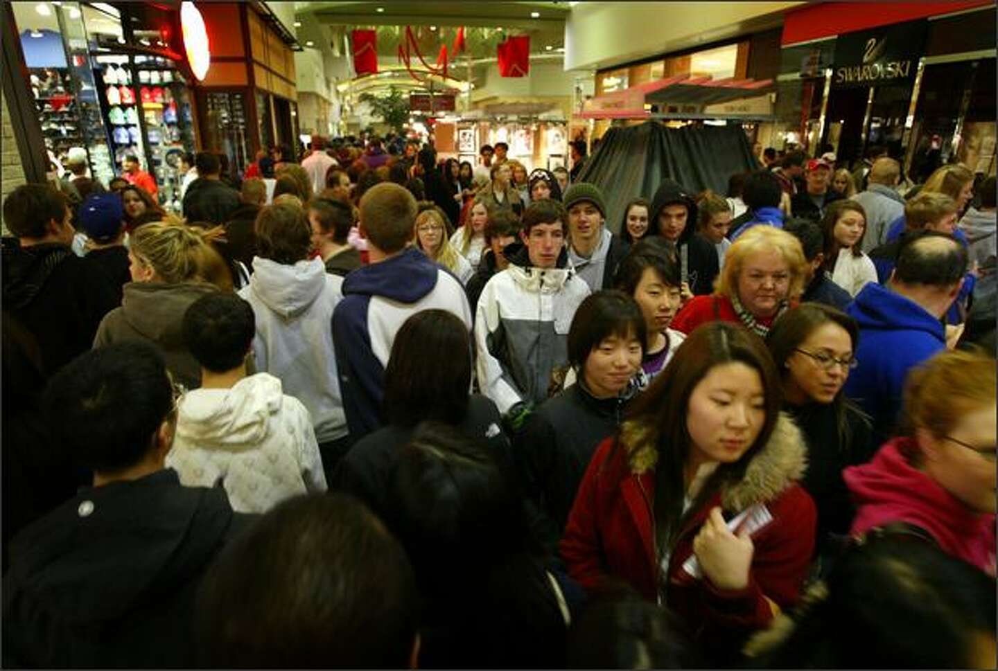 Alderwood Mall chaotic as Black Friday shopping begins