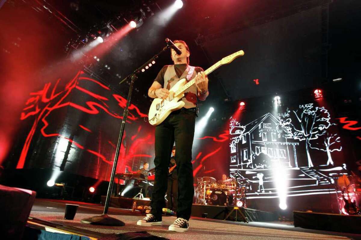 Small crowd, big audience for Juanes