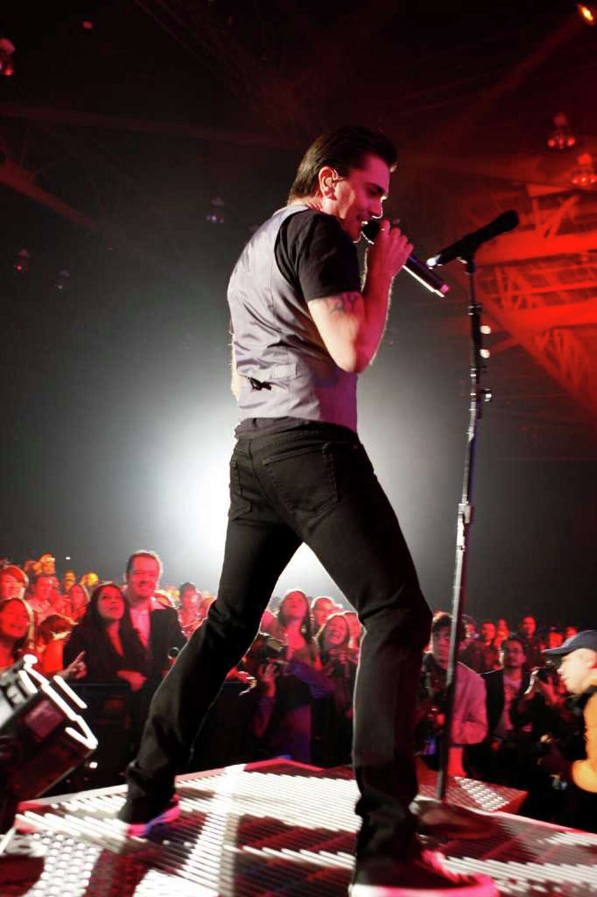 Small crowd, big audience for Juanes