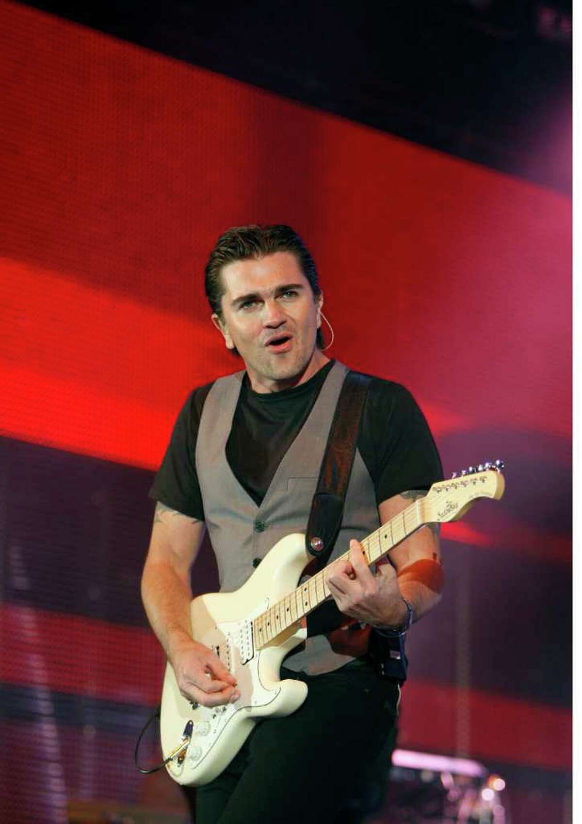 Small crowd, big audience for Juanes