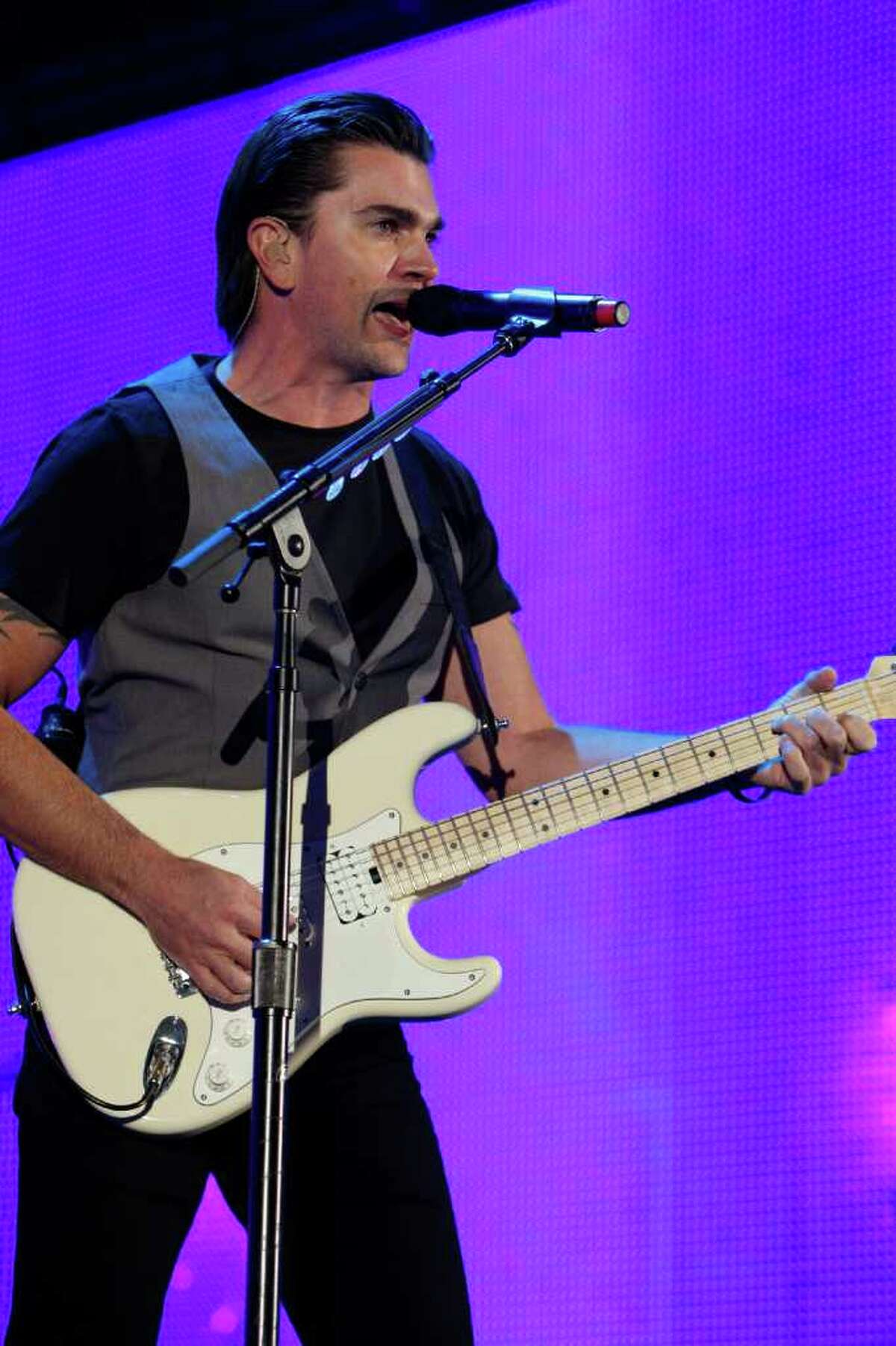 Small crowd, big audience for Juanes