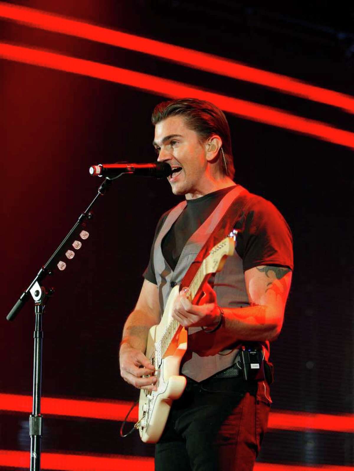 Small crowd, big audience for Juanes