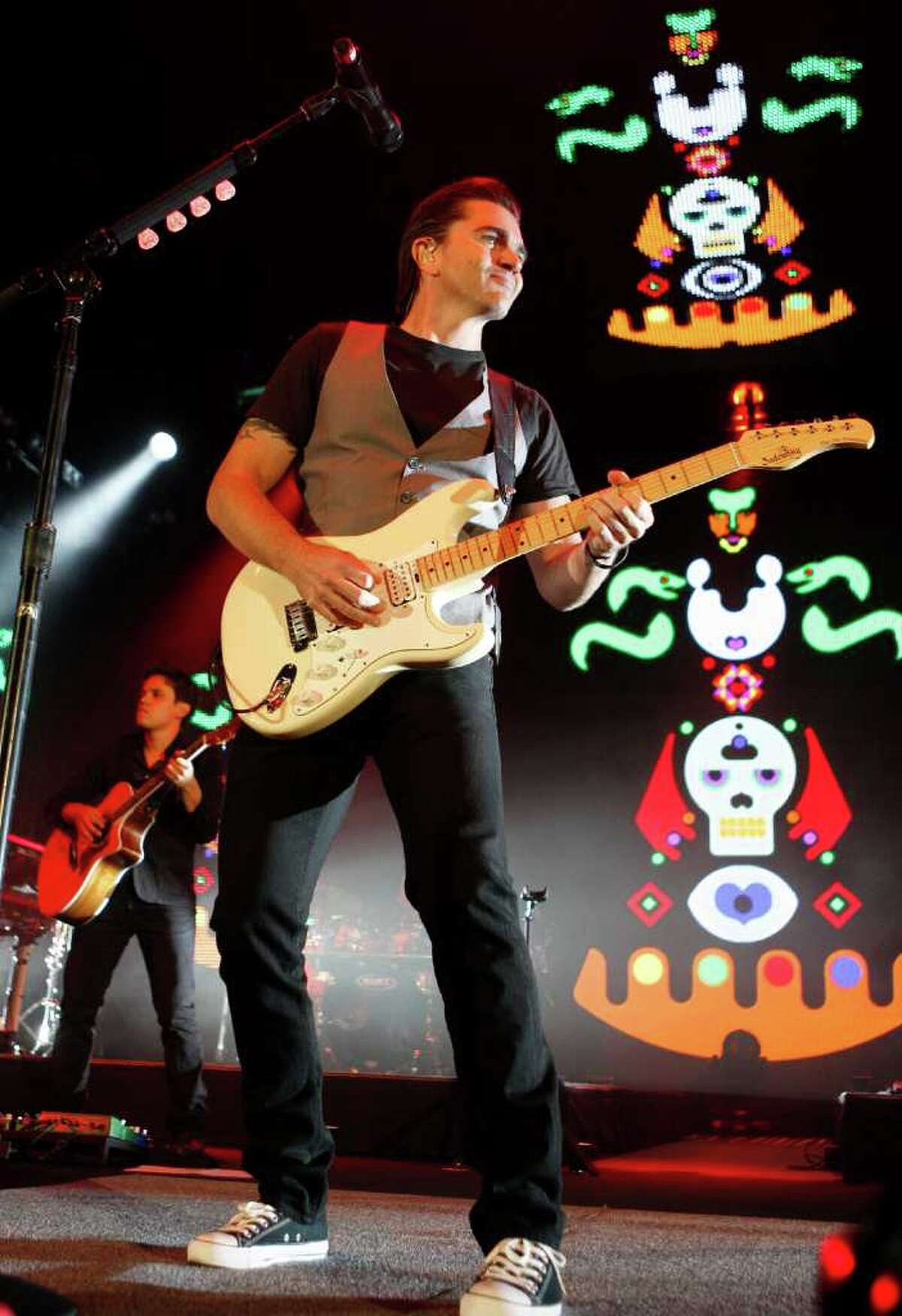 Small crowd, big audience for Juanes