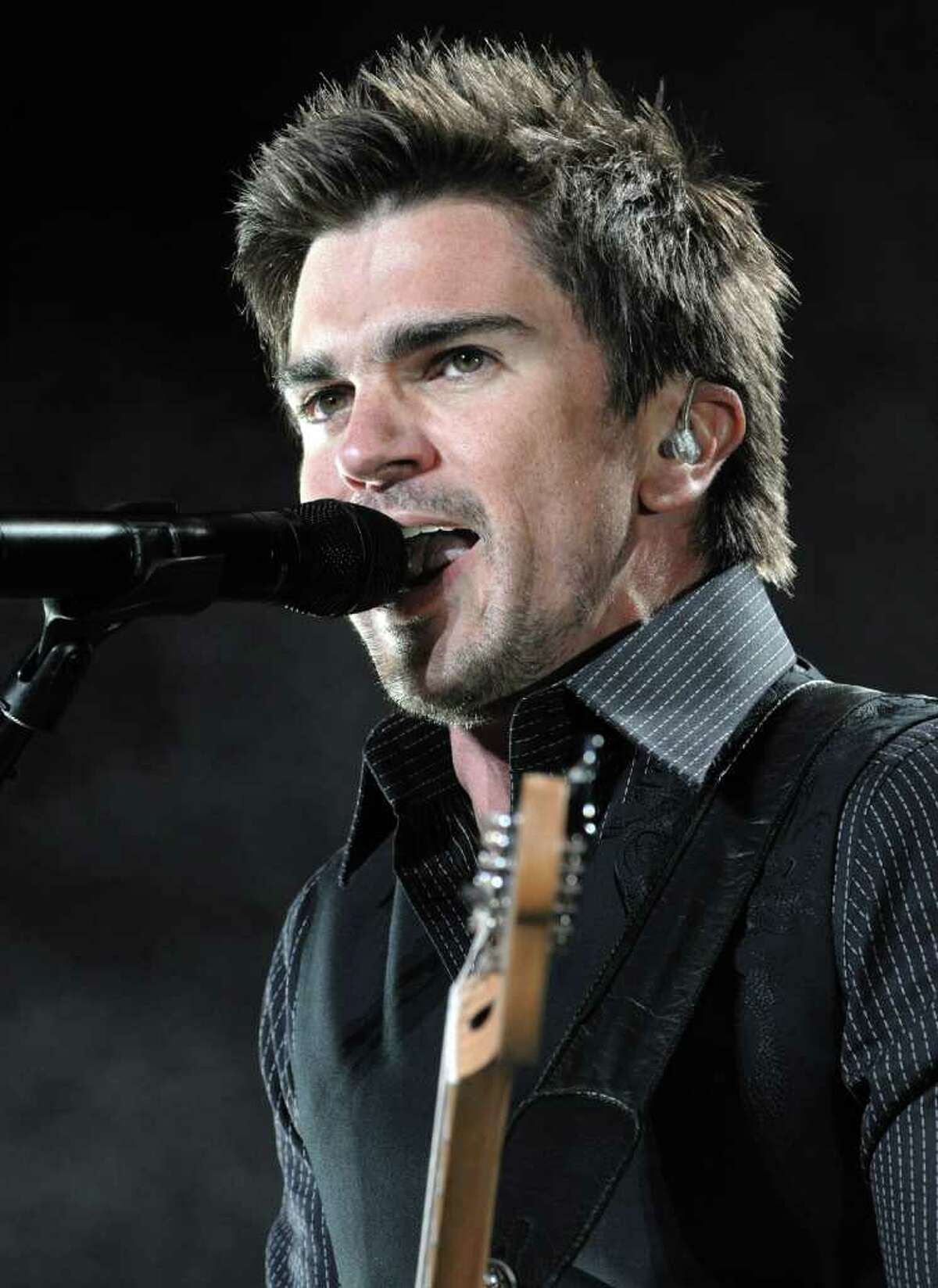 Small crowd, big audience for Juanes