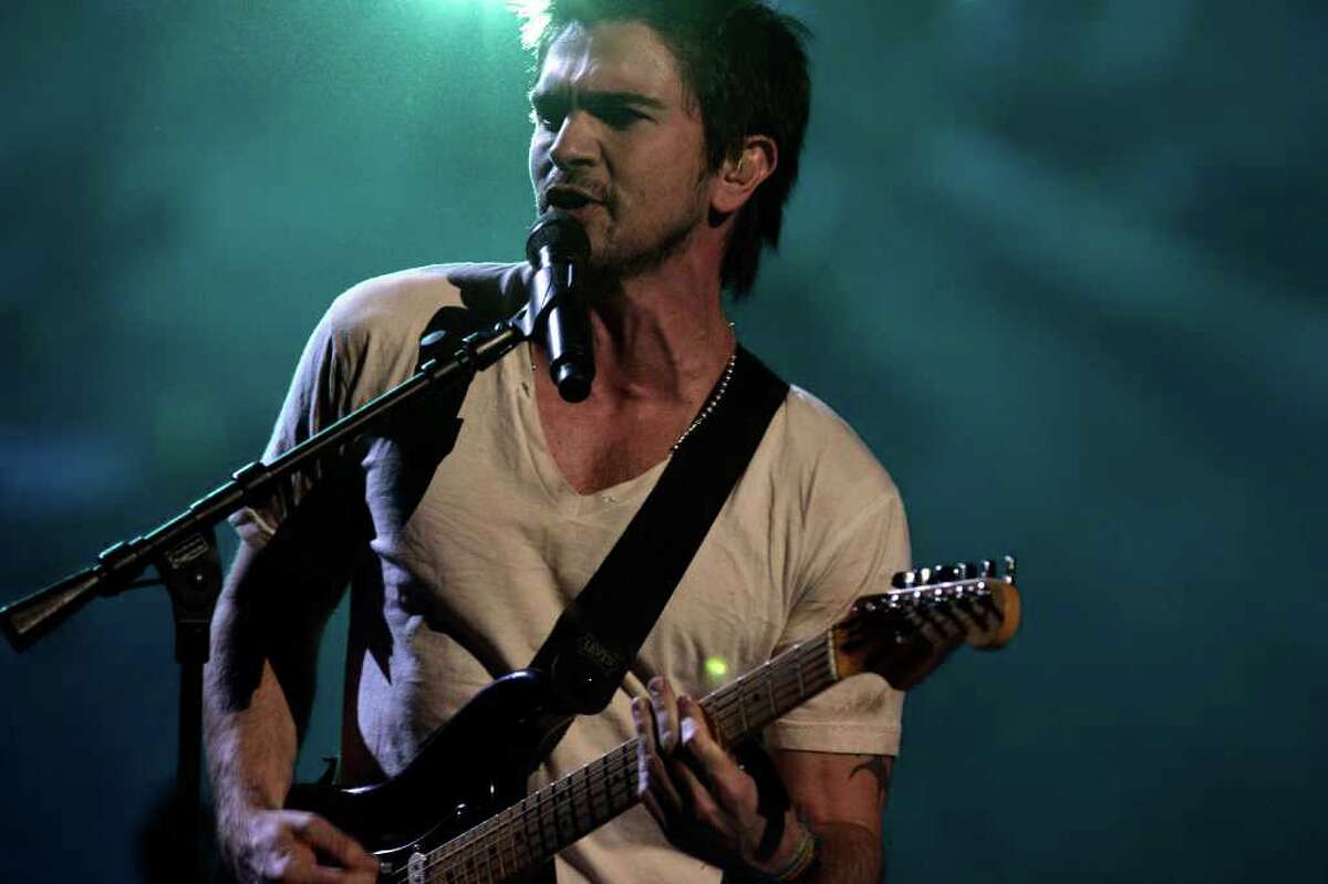 Small crowd, big audience for Juanes