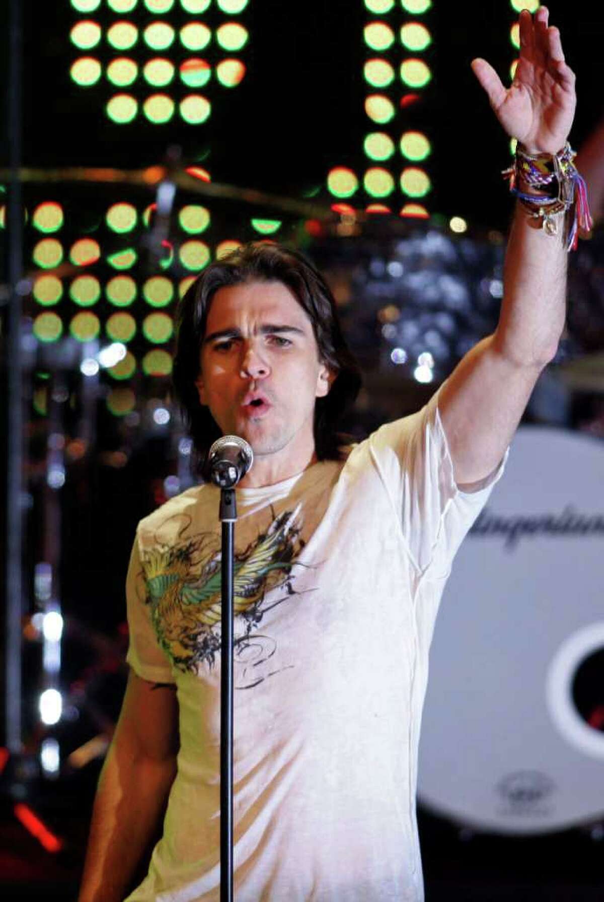 Small crowd, big audience for Juanes