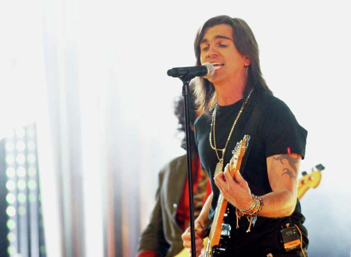 Small crowd, big audience for Juanes