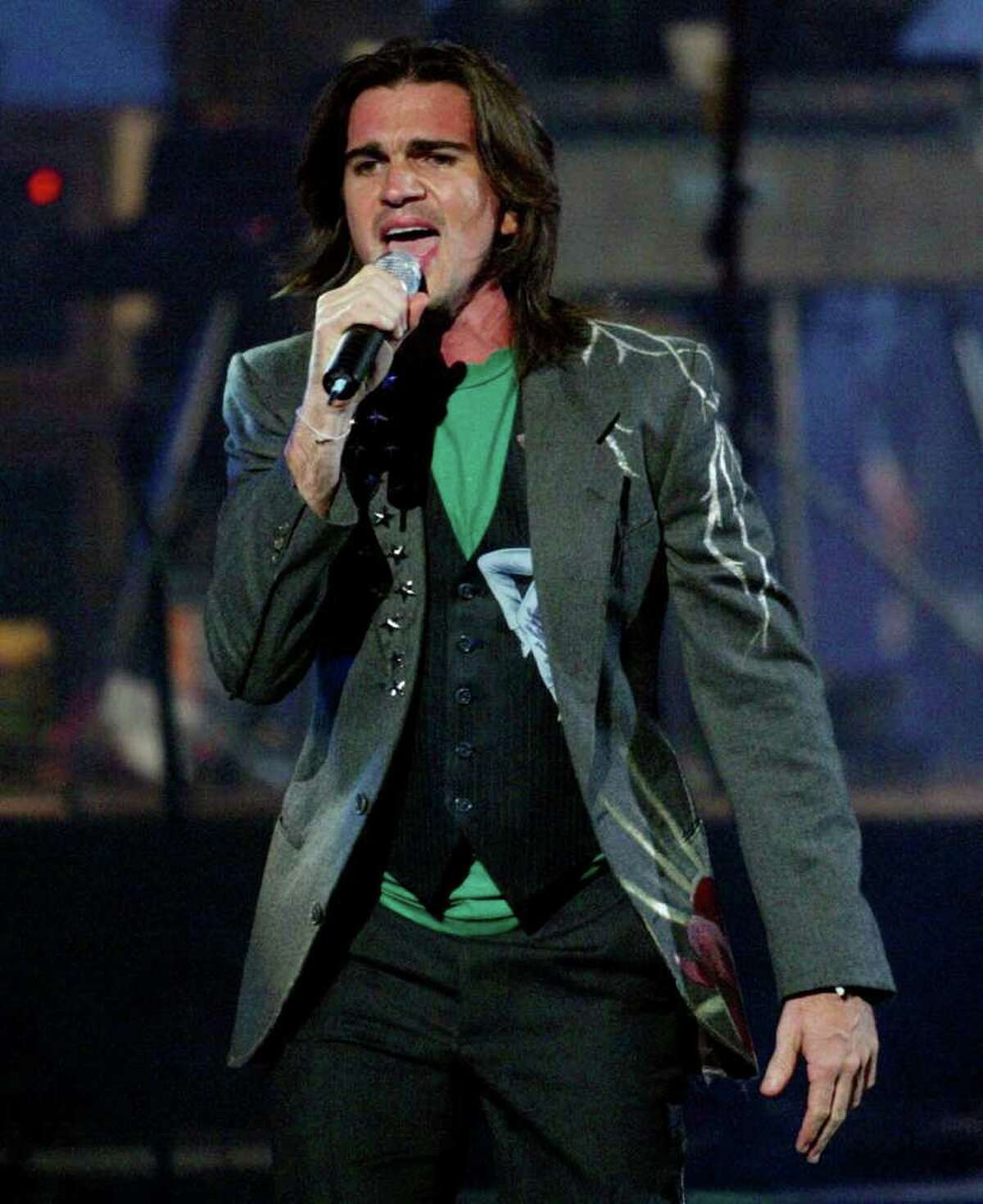 Small crowd, big audience for Juanes