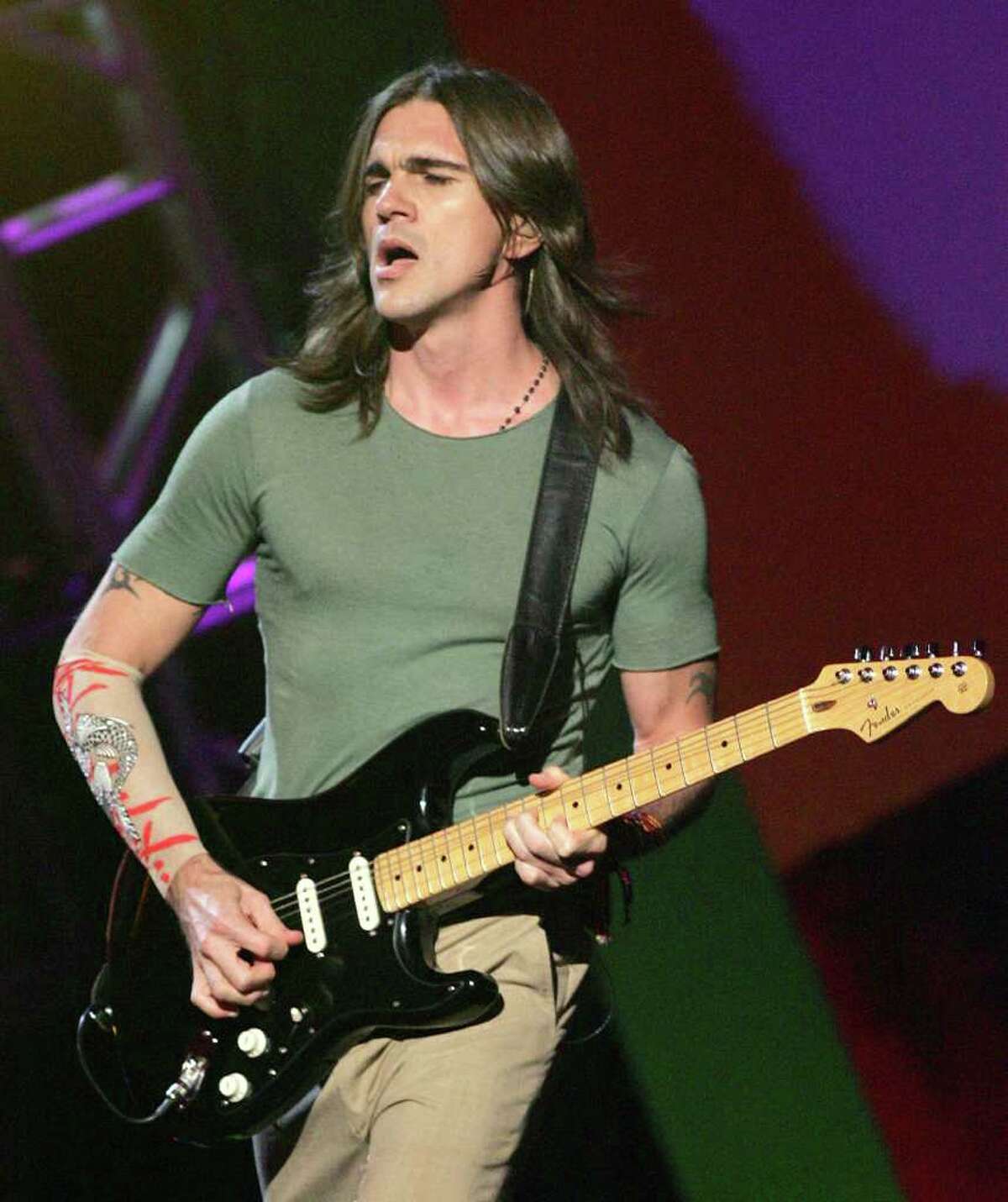 Small crowd, big audience for Juanes