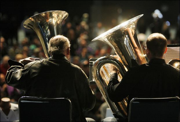 1,500 honor slain Tuba Man