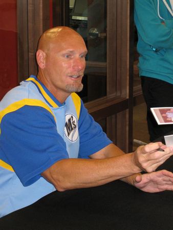 Buhner 'still bleeds Mariners blue'