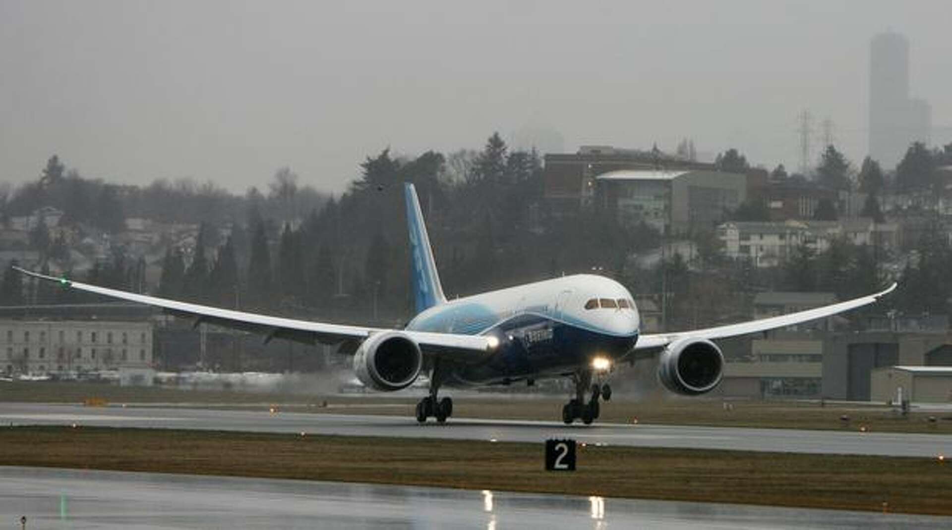 Boeing finds alarming software glitch in 787
