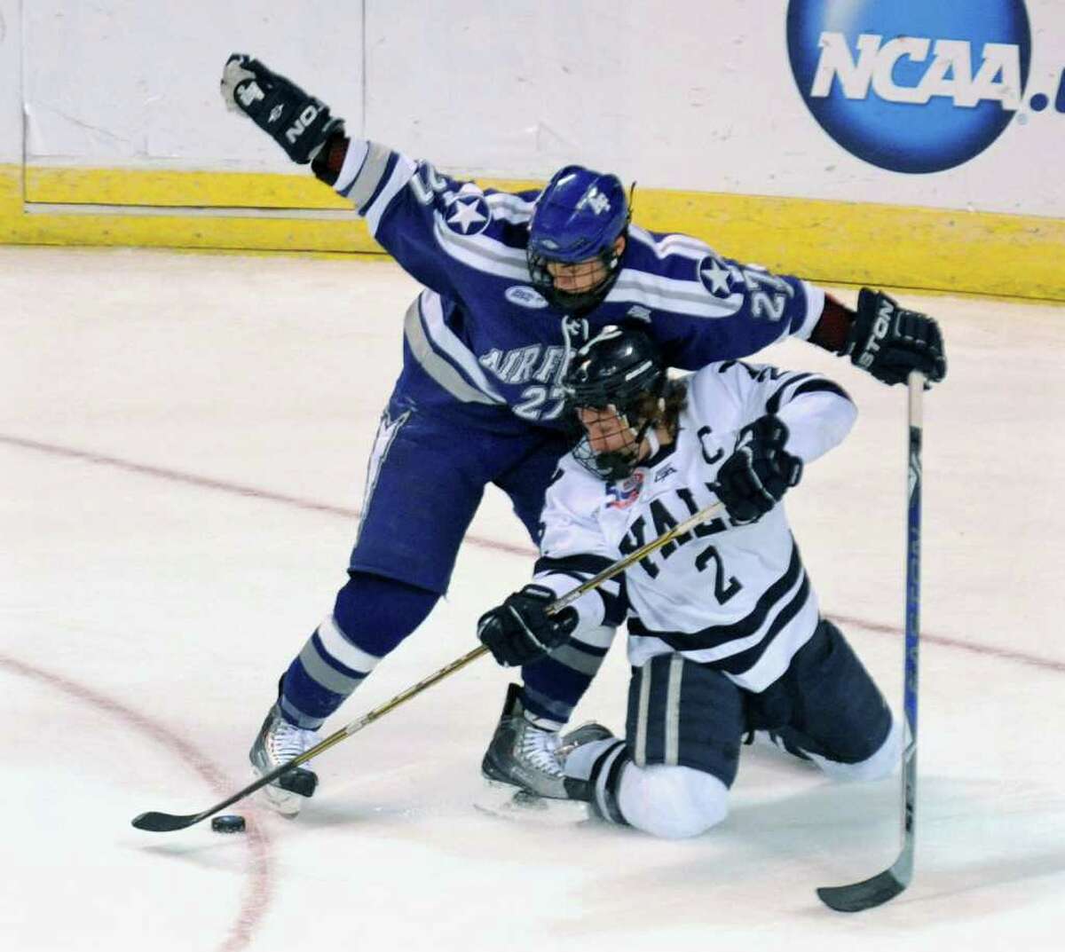 Yale hockey advances on OT goal