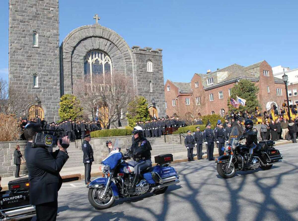 Blue wall of cops past and present pays tribute to fallen officer