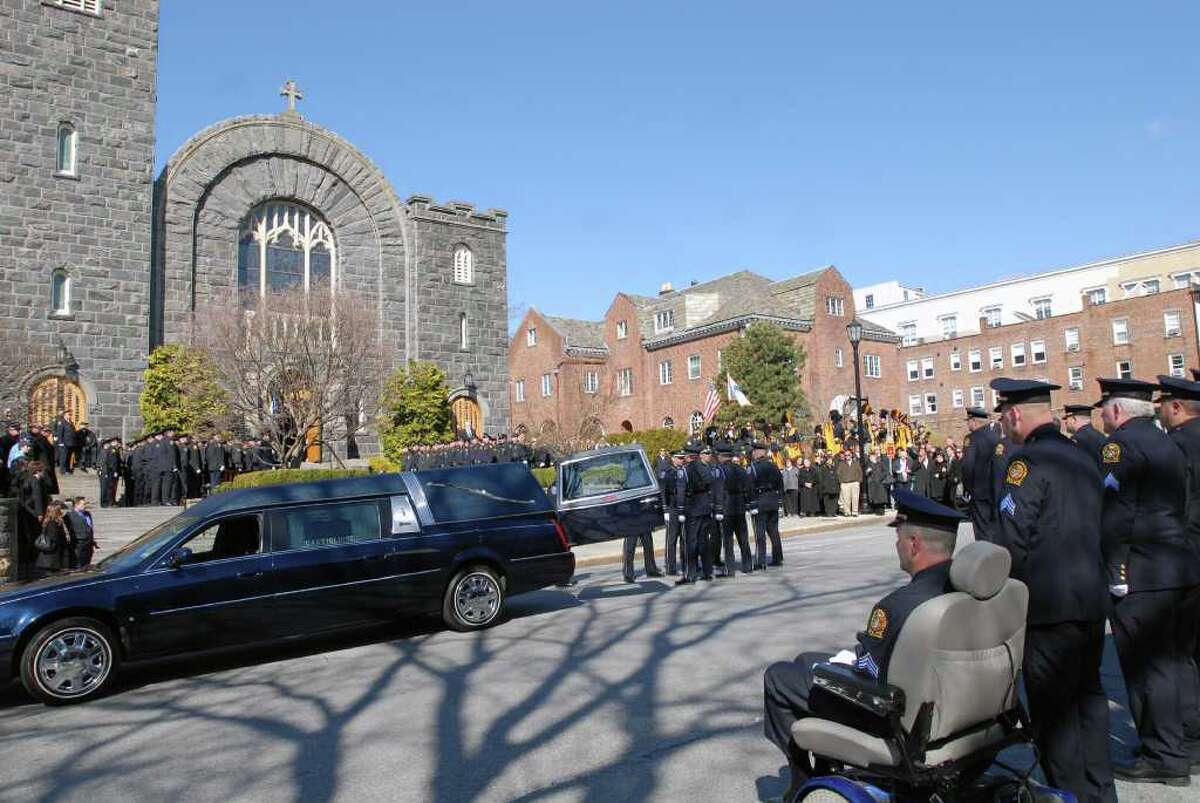 Blue wall of cops past and present pays tribute to fallen officer