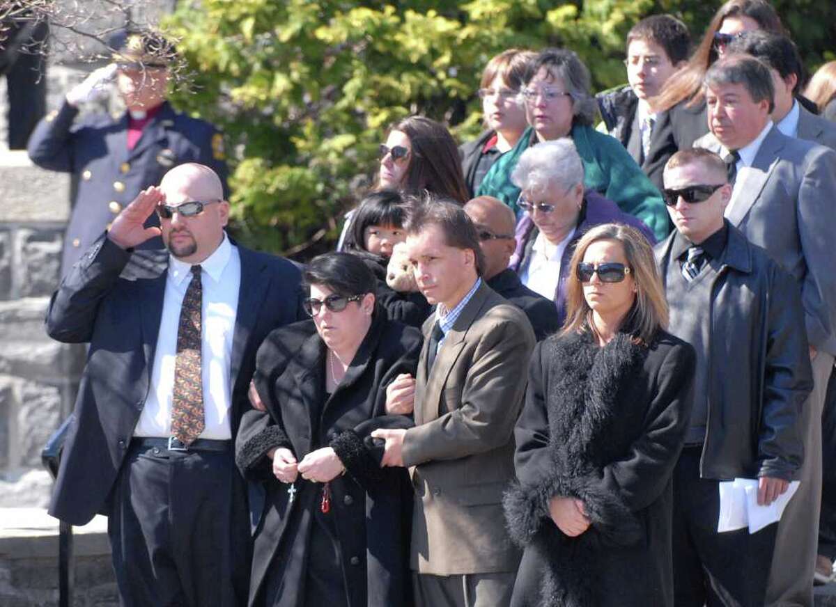 Blue wall of cops past and present pays tribute to fallen officer