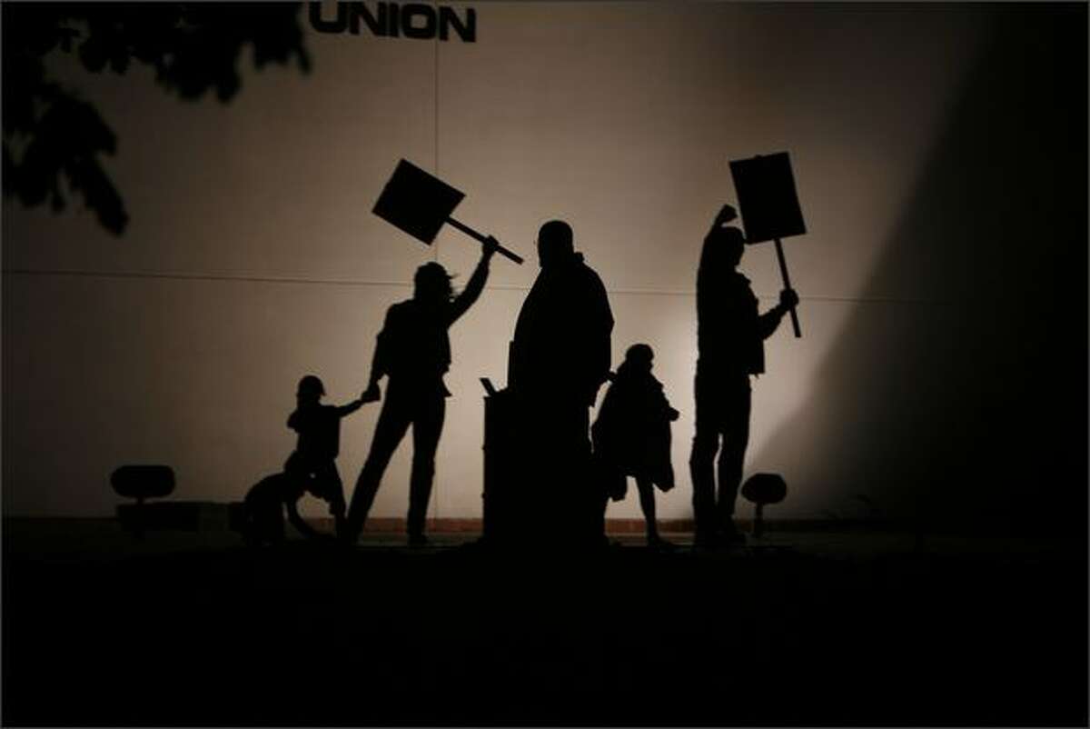 Boeing Machinists go on strike (9-6-08)