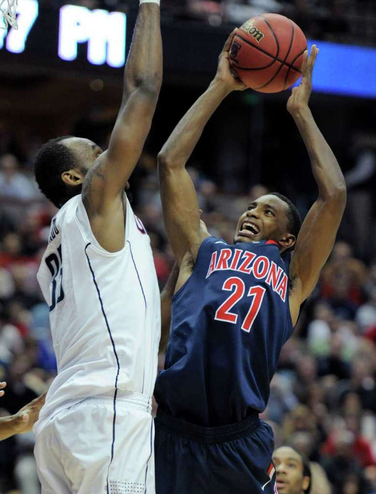 UConn hangs on, advances to Final Four