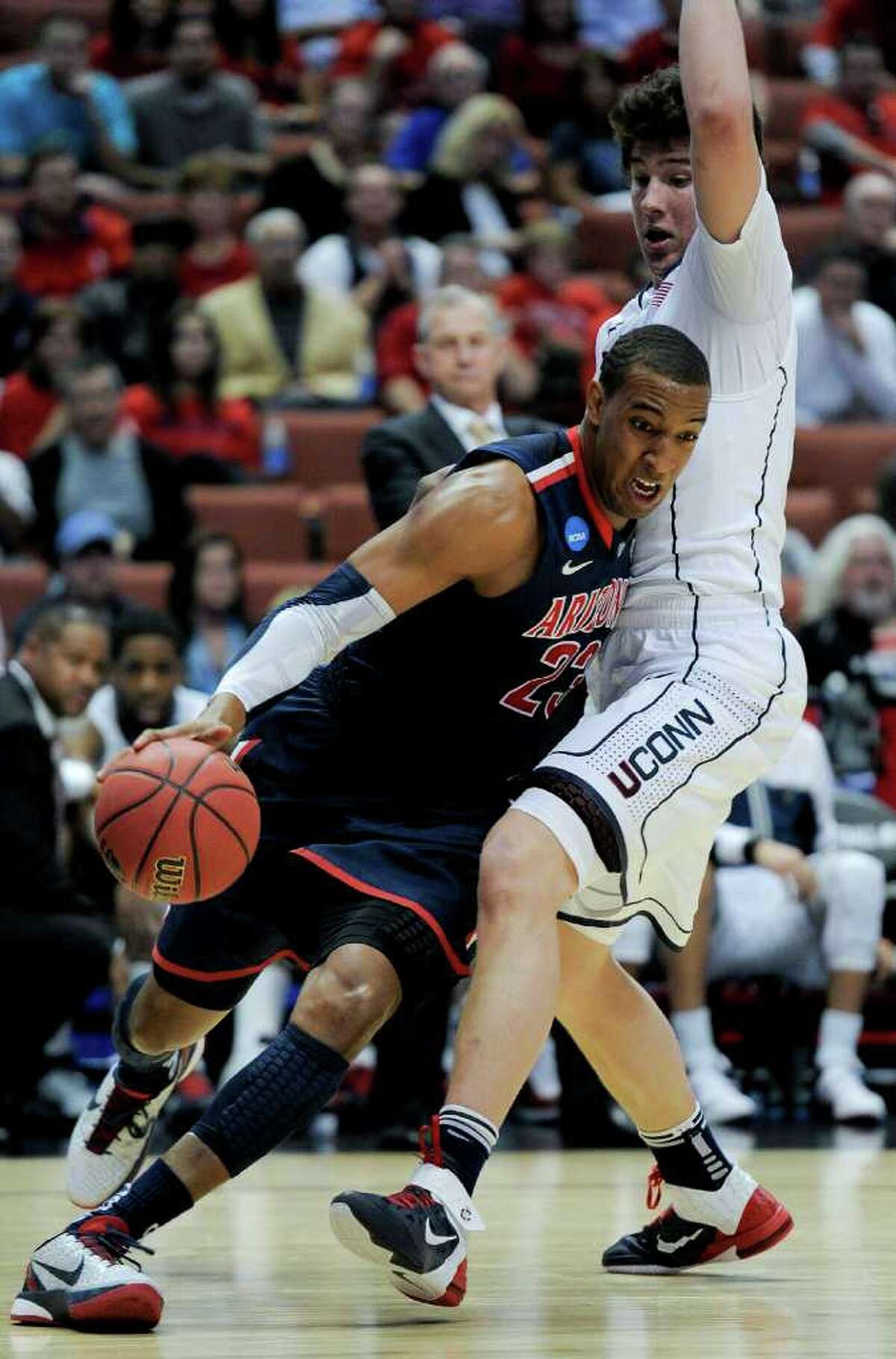 UConn hangs on, advances to Final Four