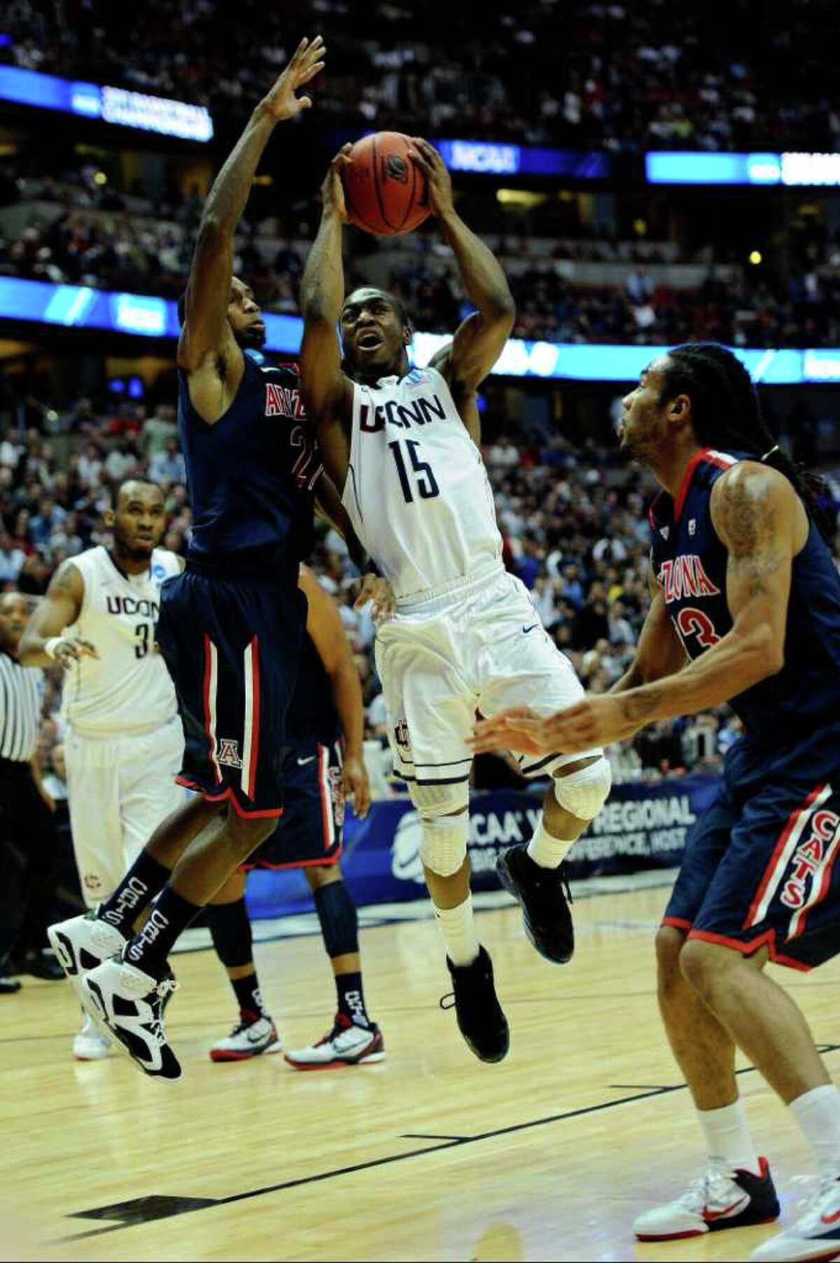 UConn hangs on, advances to Final Four