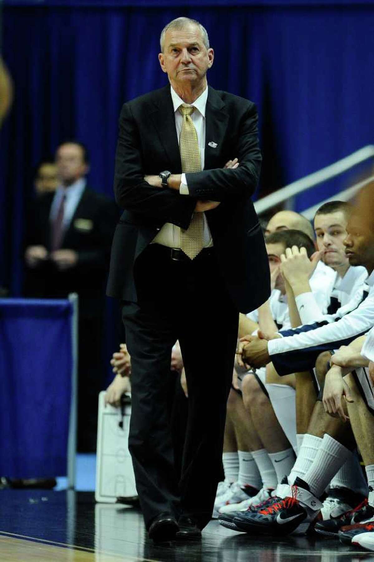 UConn hangs on, advances to Final Four
