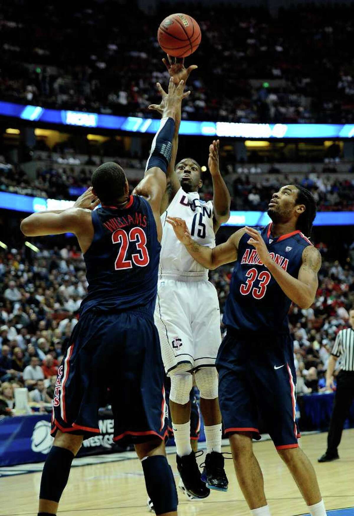 UConn hangs on, advances to Final Four