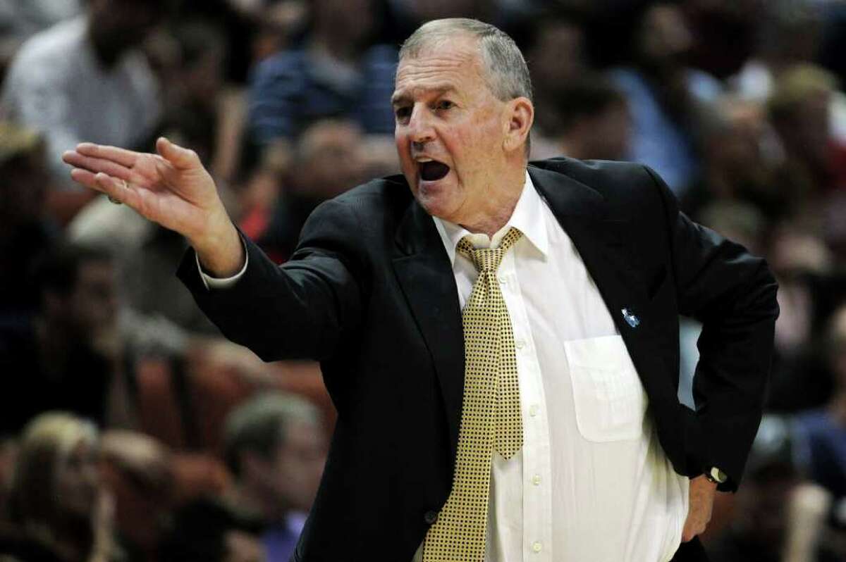 UConn hangs on, advances to Final Four
