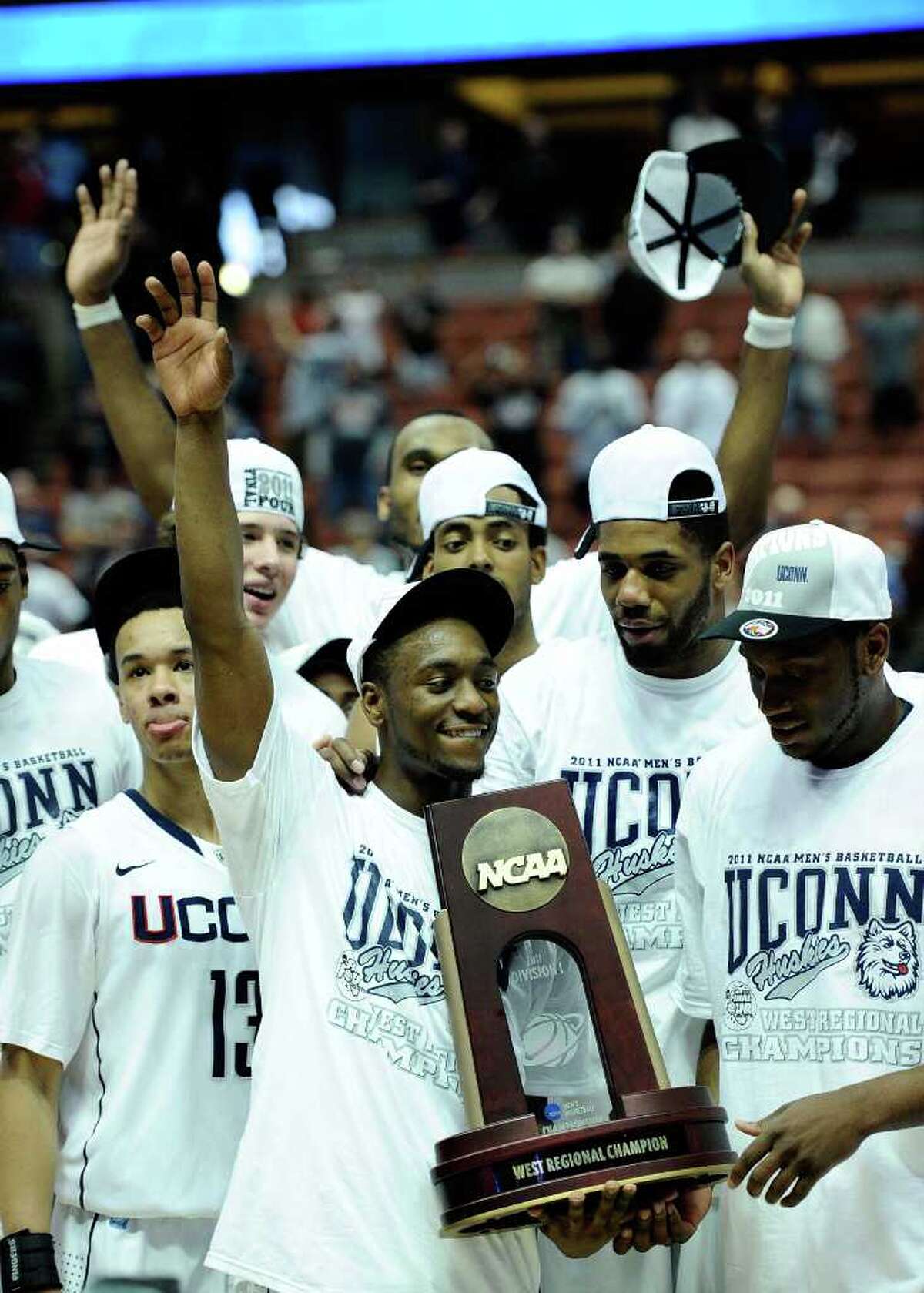 UConn hangs on, advances to Final Four