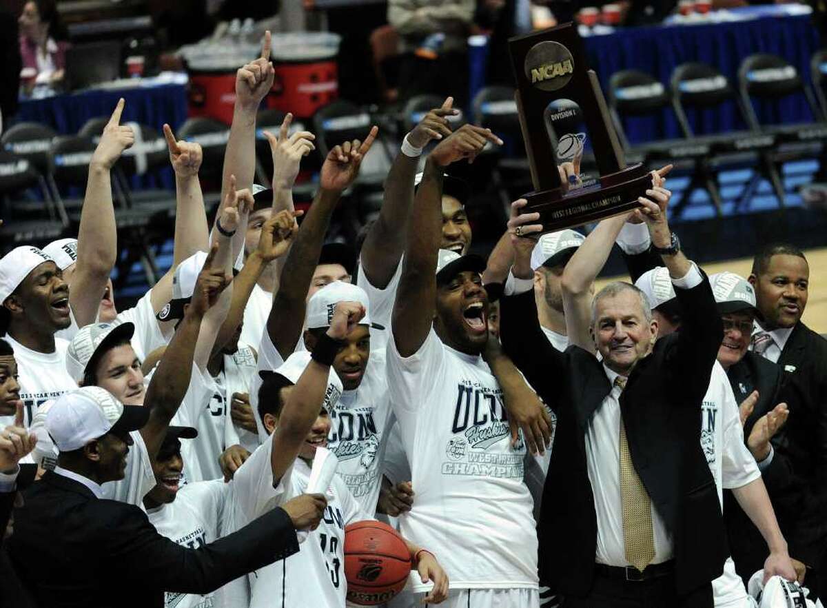 UConn hangs on, advances to Final Four