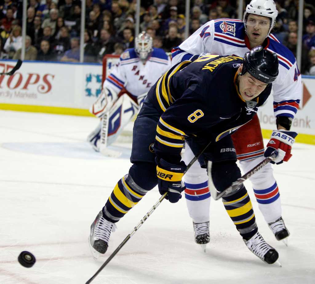 Oil climbs to highest since 2008 on Libya conflict