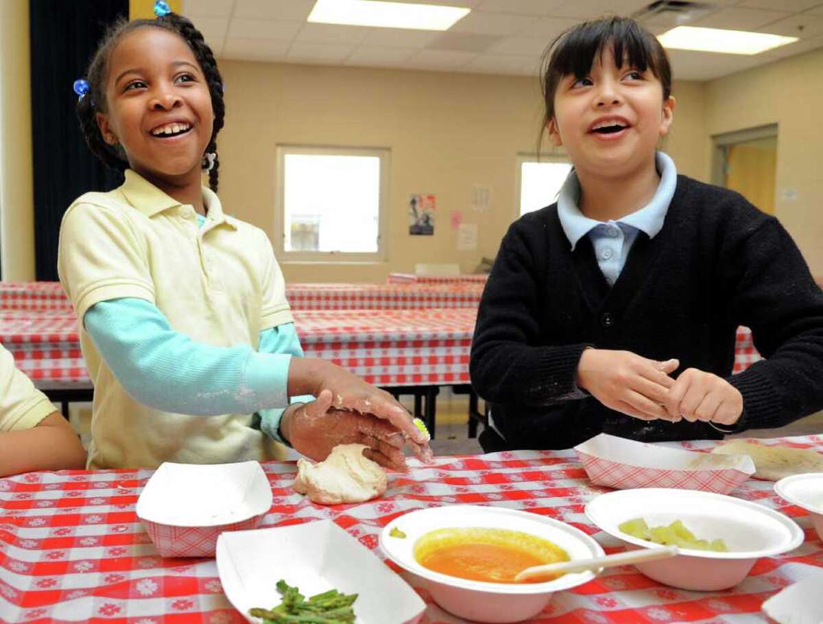 Chef instructs students to eat healthy