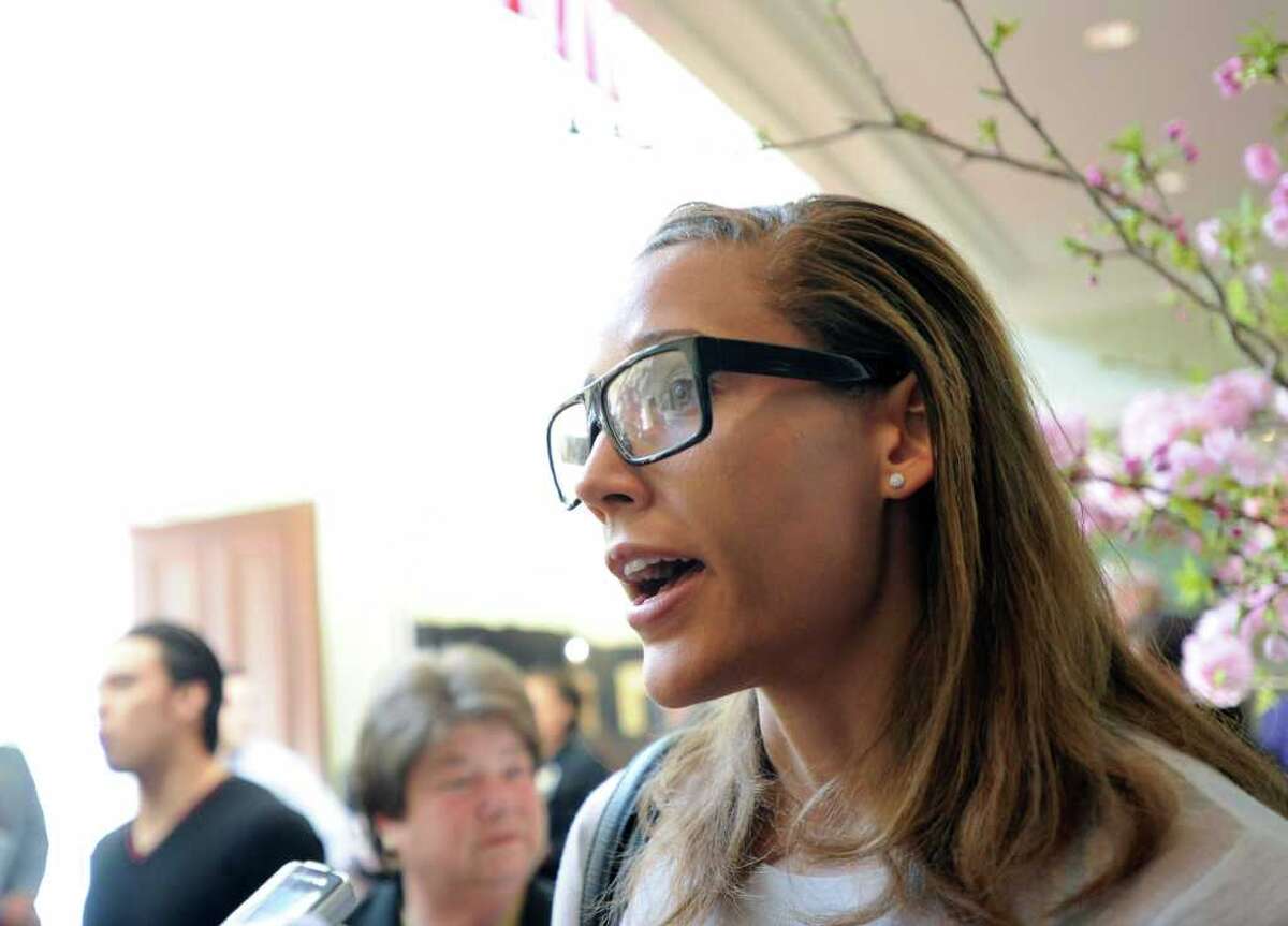 Ohno, Lolo draw hundreds to Olympic fundraiser in Greenwich