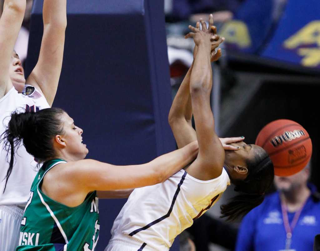 Notre Dame upsets UConn in semifinals